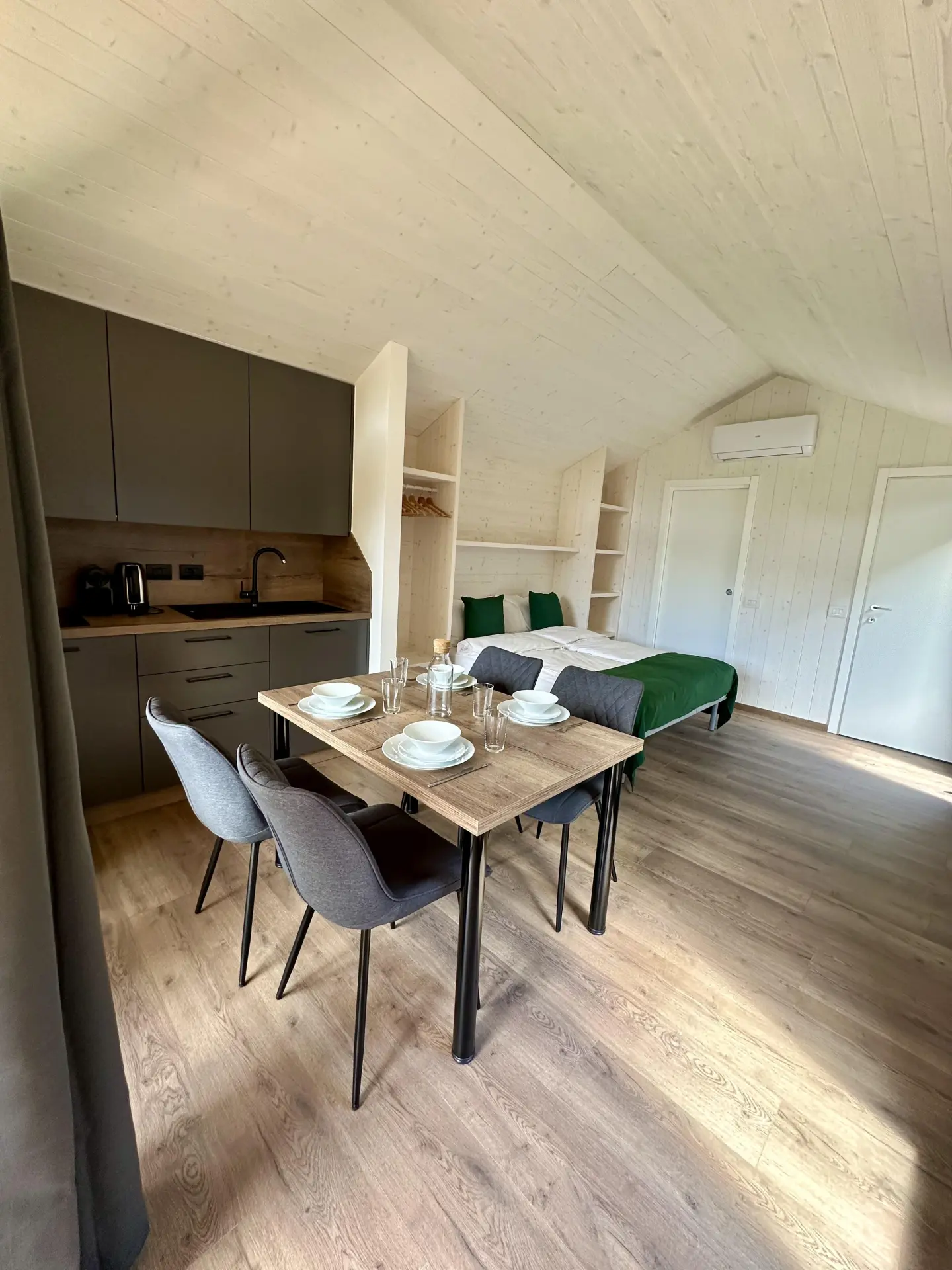 Ökologische Chalets aus Holz, Camping Miralago